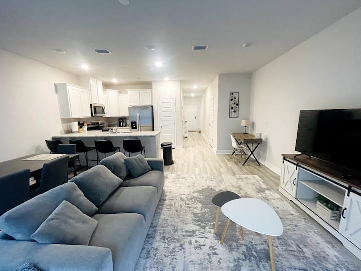 Uptown Retreat - Central Location - Pensacola, FL