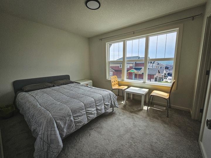 Private Room With Mountain View. - Cochrane