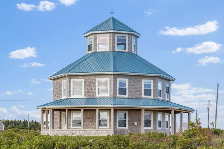 Lighthouse Home W/ Beach Access - Shipwreck Point - Prince Edward Island