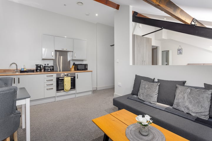 City Retreat: Steps To Dining & Pubs – Sleeps 4! - Liverpool, UK