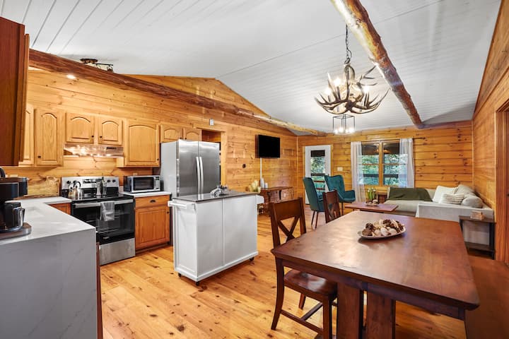 November Specials! Hottub, 5 Acres, Dogfriendly! - Logan, OH