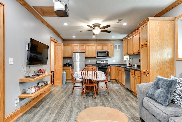Omaha Urban Oasis: Chic Converted Garage Casita - Council Bluffs, IA