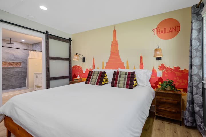 Luxury Suite ~Baan Thai~ W/ King Bed - Fayetteville