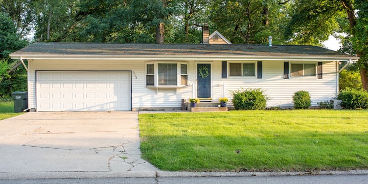 Spacious Home 0.3 Miles From Nd - South Bend, IN