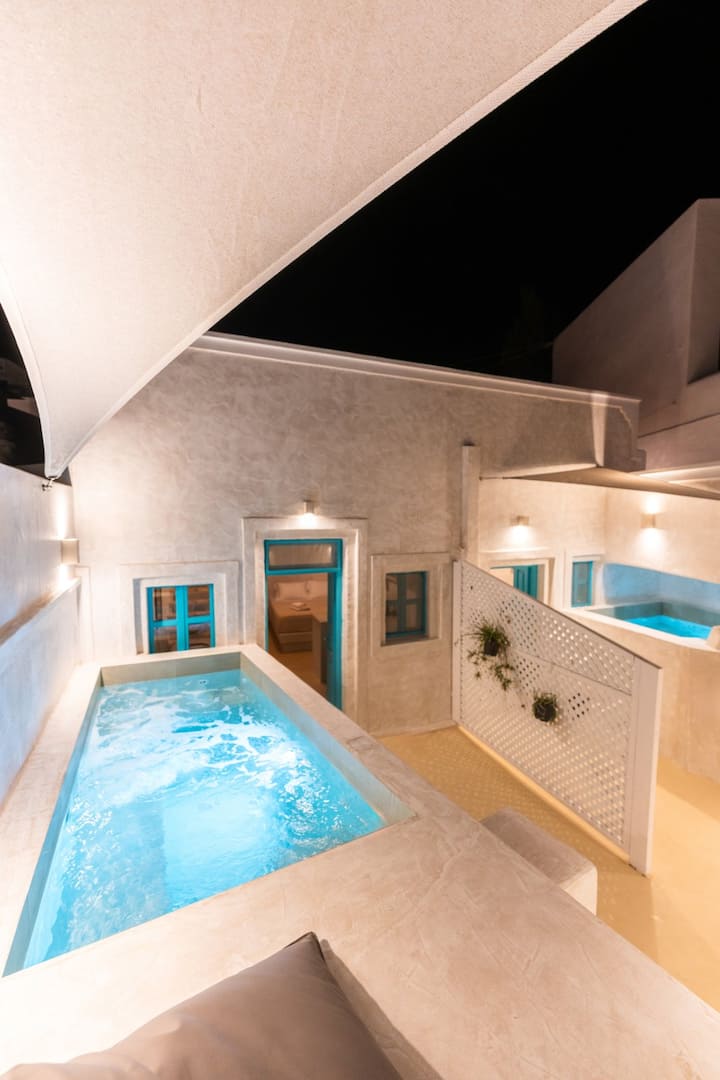 Split-level Residence With Outdoor Jetted Hot-tub - Santorini