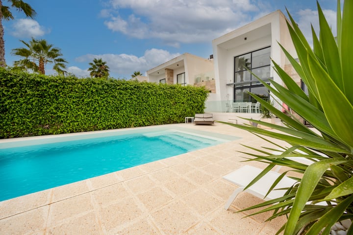 Kick Back And Relax In This Calm, Stylish Space. - Pilar de la Horadada