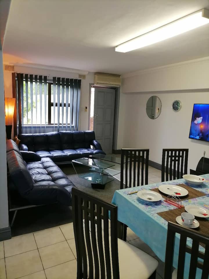 Modern, 2 Br Garden Flat 6 - 8 - 