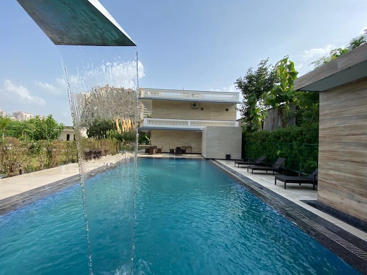 Poolside Luxe Retreat 6br Farm Near Dlf Ultima - Gurugram