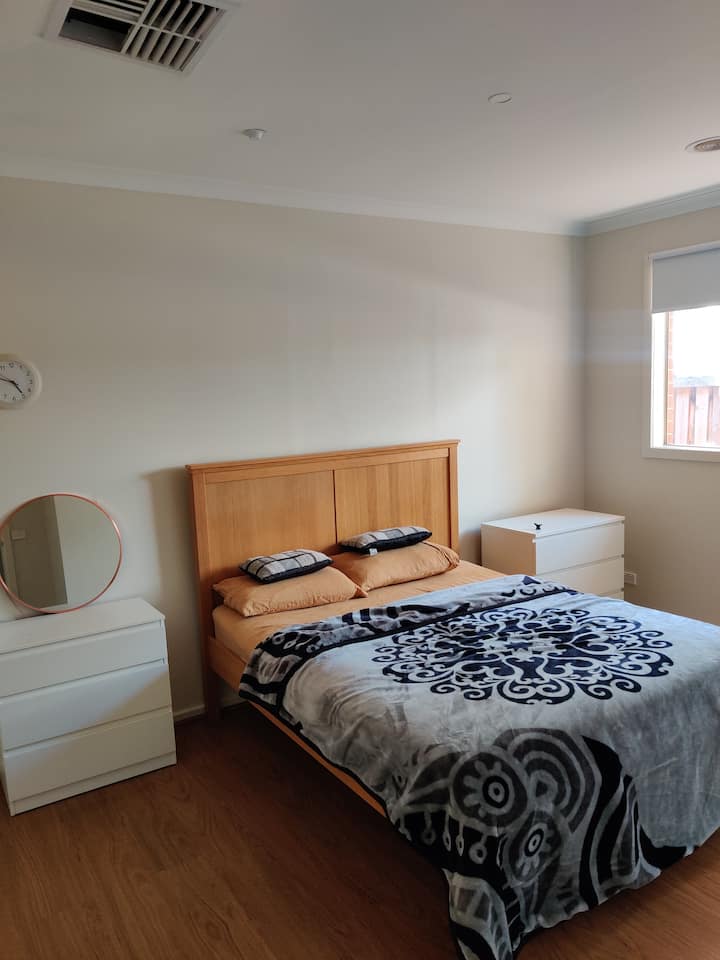 Spacious Room Available - Werribee