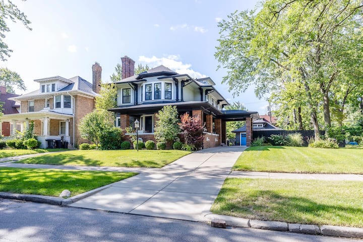 Boston-edison Beauty - Hamtramck, MI