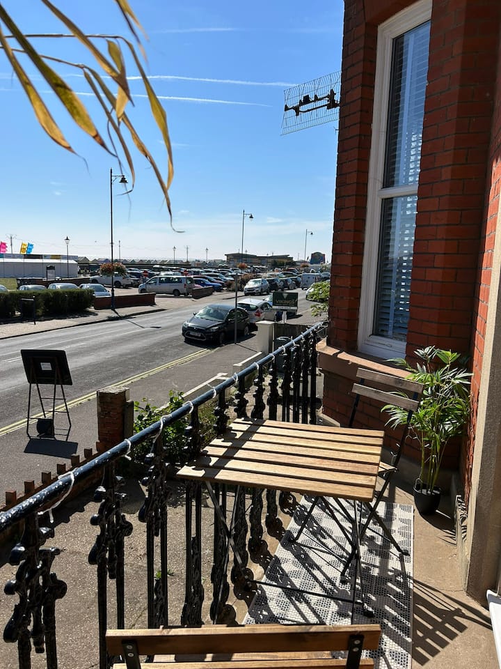 Pier View Felixstowe - Sea Views, 50m To The Beach - Felixstowe