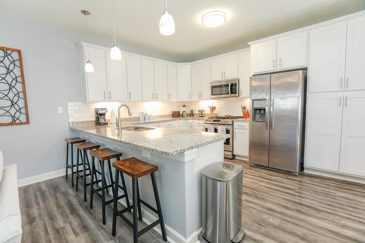 Pet-friendly 4br Home • Near Beach • Sleeps 8 - Virginia Beach, VA