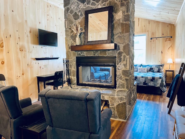 The Outlet Studio, Rustic Comfort W Fireplace - Freeport, ME