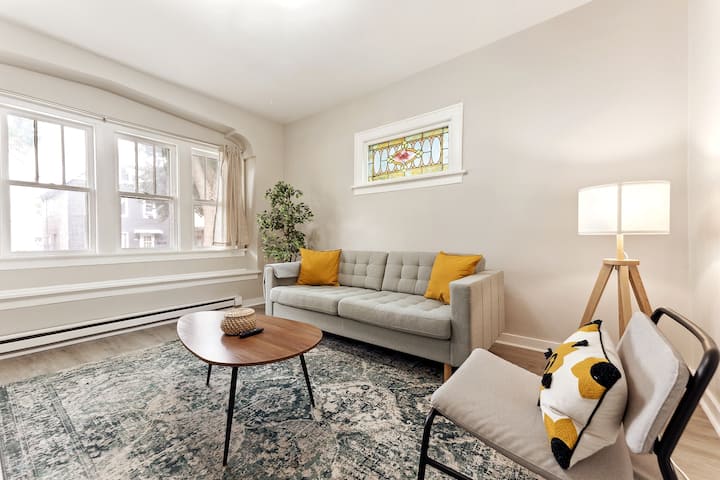 Massive 6br W/ Garage Near Downtown - 7 Min Drive - Milwaukee County Zoo, Milwaukee