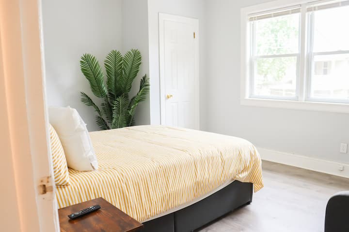 Cozy West End Comfort - West Hartford, CT