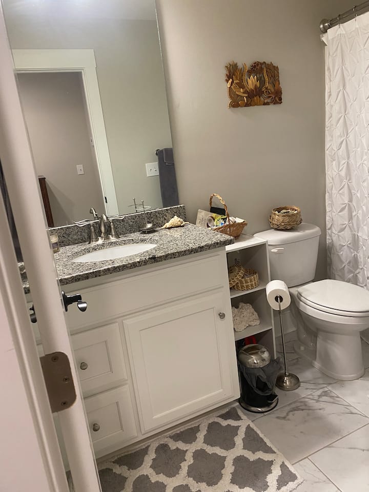 Cozy Ensuite - Huntsville, AL