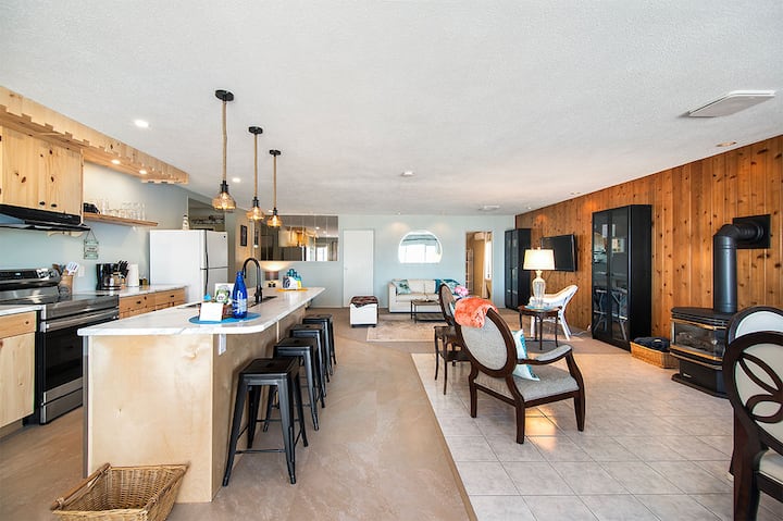 Oceanfront On The Seawalk · Whales, Bbq, 2-bed - Campbell River