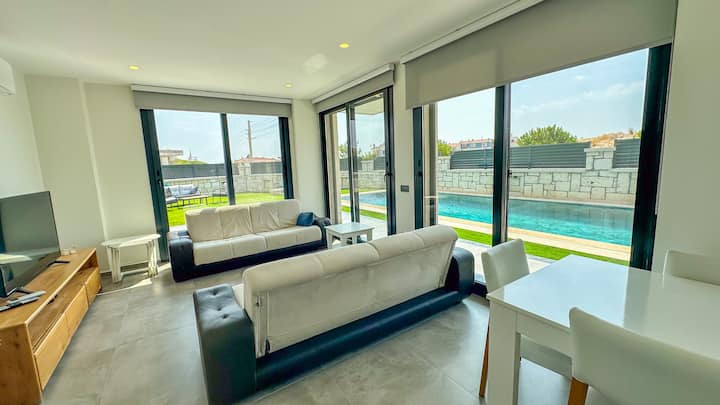 Alaçatı'ya 5 Dakika: Havuzlu 2+1 Villa - Ilıca