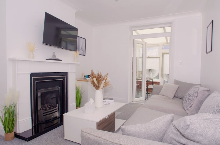 The Vespa -  Four Bed House With Parking & Garden - Aéroport de Southampton (SOU)