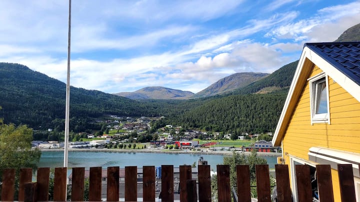 Nyt Stillheten Midt I Vakre Stryn - Loen