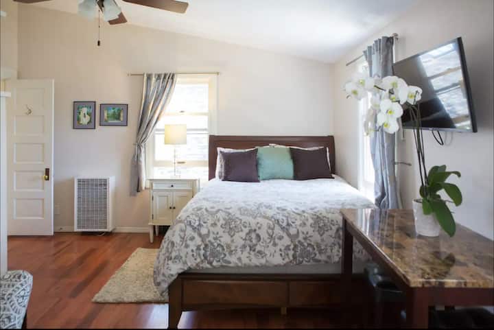 Charming Loft/bikes/walk Downtown - Santa Barbara, CA