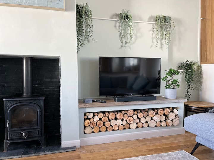 Hilltop, Rhoscolyn; Sleeps 8 - Close To Beaches - Trearddur Bay
