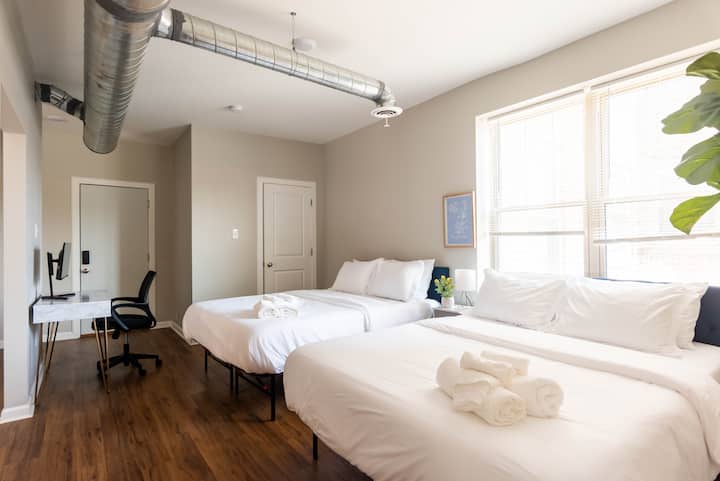 New! 3-beds W/gated Parking, Mins To Downtown! - Detroit, MI