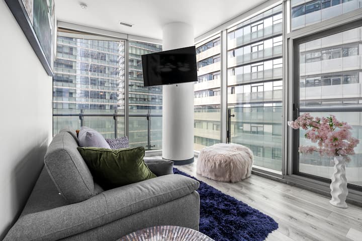 Spacious 2br Condo W Cn Tower View + Free Parking - Toronto