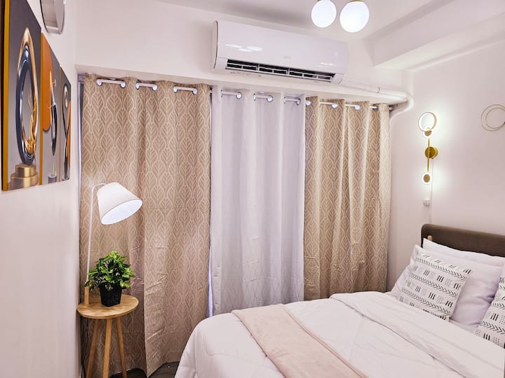 Acellyne’s Suites | Cozy Retreat W/ Balcony - Marikina