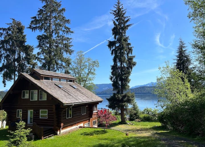 Waterfront 4 Bedroom Log Cabin - Vancouver Island