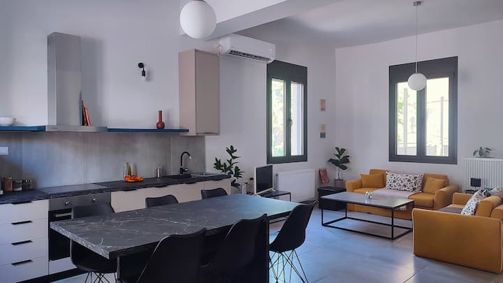 Urban Chic Apartment & Patio - Kalamata