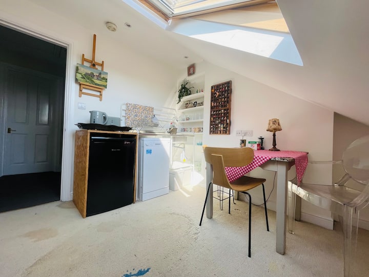 Quiet En Suite Loft Bedroom In Town Centre. - Farnham