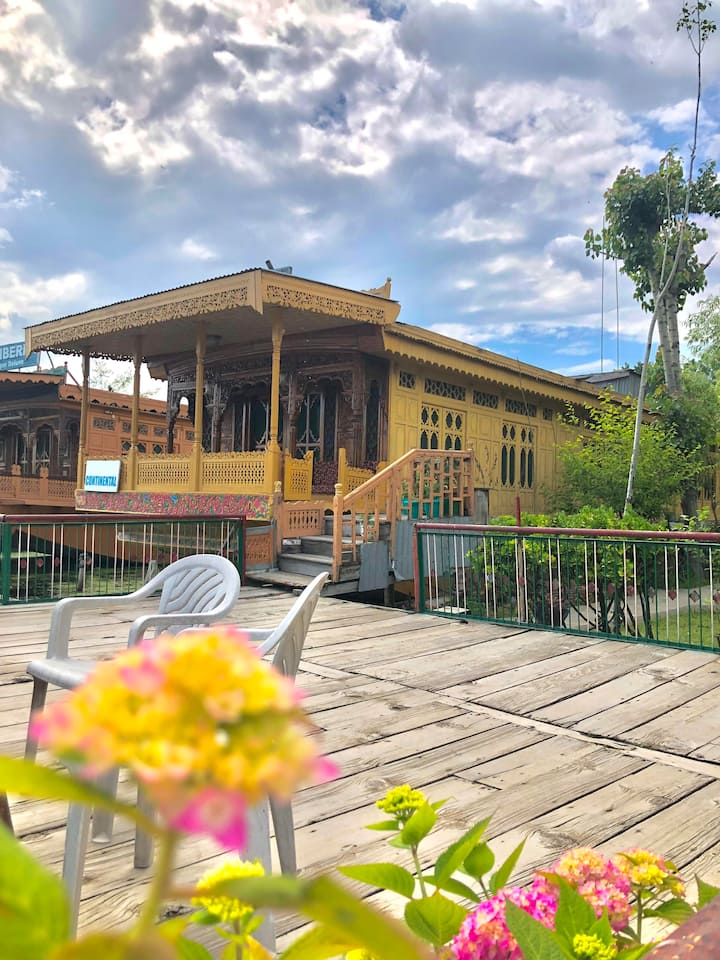 Houseboat Stay In Srinagar - Srinagar