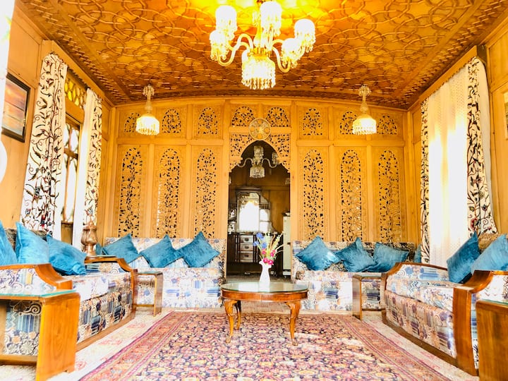 Houseboat In Dal Lake Srinagar - Srinagar