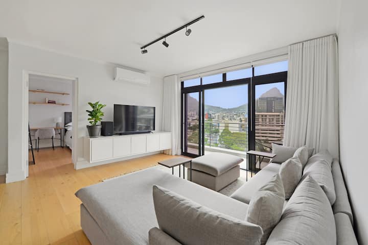 Luxury Apartment | Amazing Views | No Loadshedding - Camps Bay