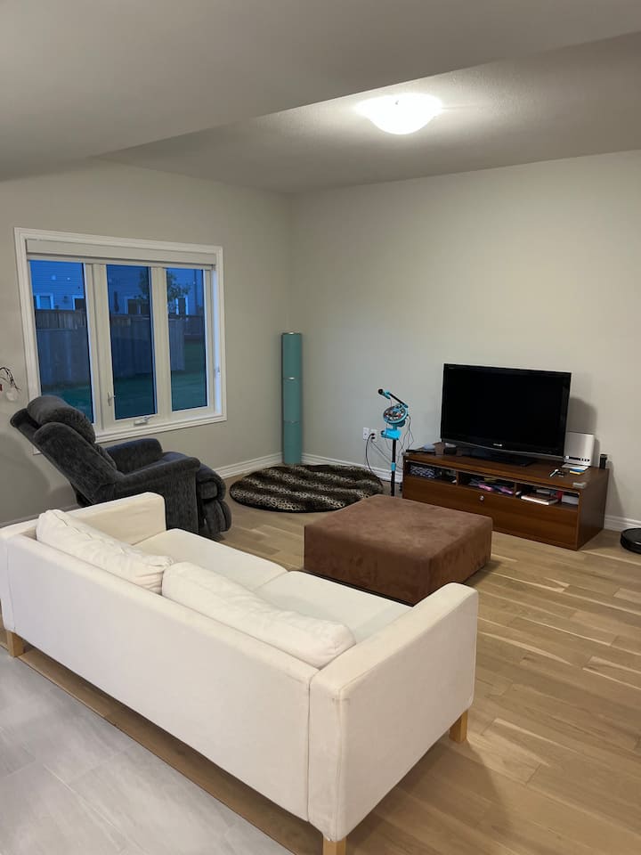 New Home Near Niagara Falls With Kids Play Park. - St. Catharines