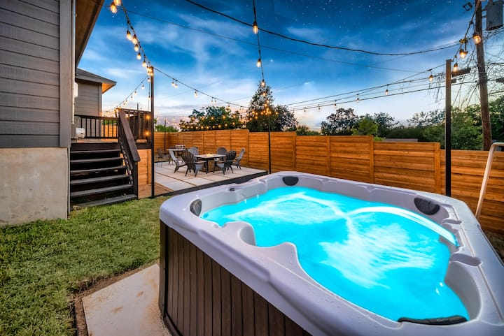 Modern 4br Home W/ Hot Tub, Yard & Spacious Living - Austin, TX