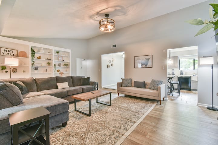 Relaxing 3-bedroom Home With Arcade & Private Yard - Lawrenceville, GA