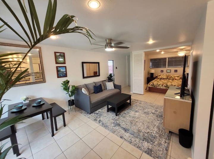 Chic Downtown Getaway: 1-bedroom, Ac/pool/parking - Kailua-Kona, HI