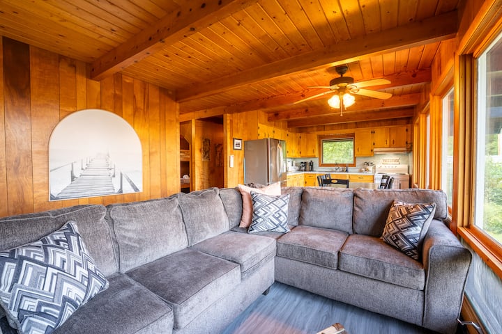 New Charming Lakeside Chalet Retreat - Lake Winnipesaukee