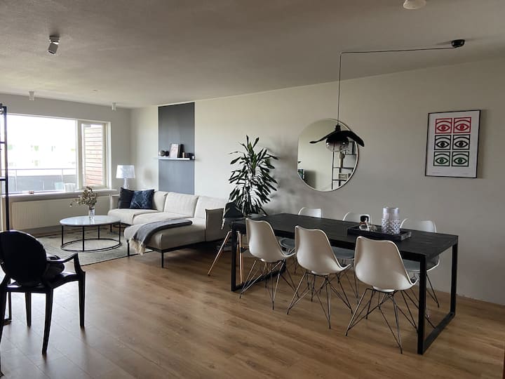 Modern And Stylish Home - Islandia