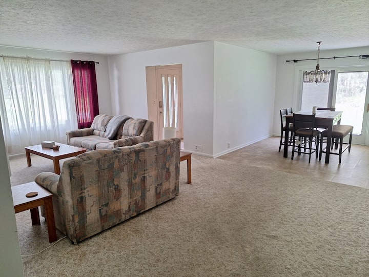 Mines Road Retreat - 3bed/3bath - Warren, OH