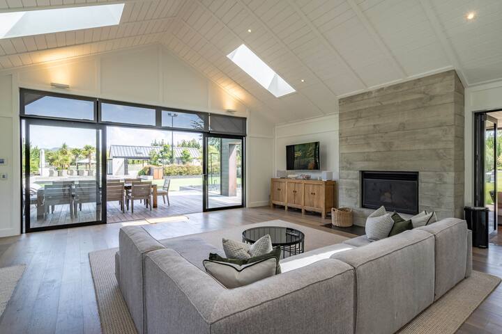 Horseshoe Bend | Luxury | Pool, Spa, Tennis Court - Wanaka