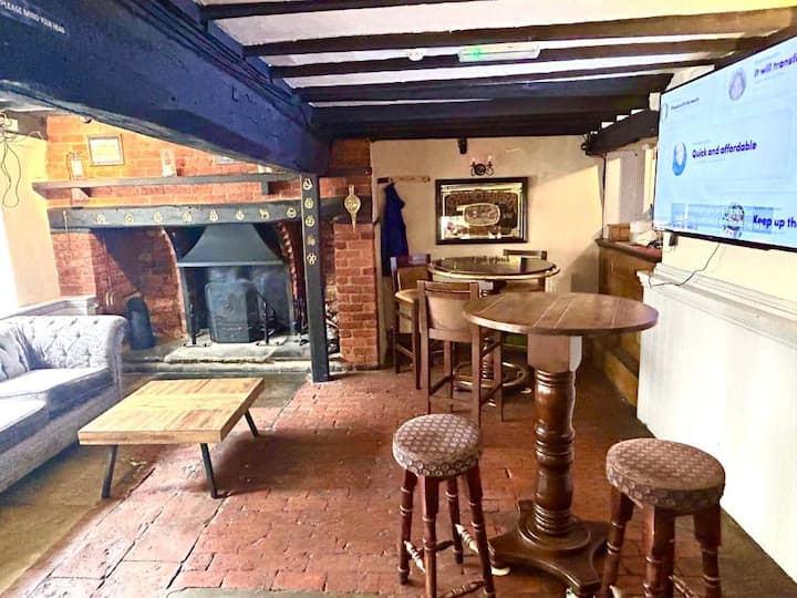 17th Century Pub With Guest Room - Towcester