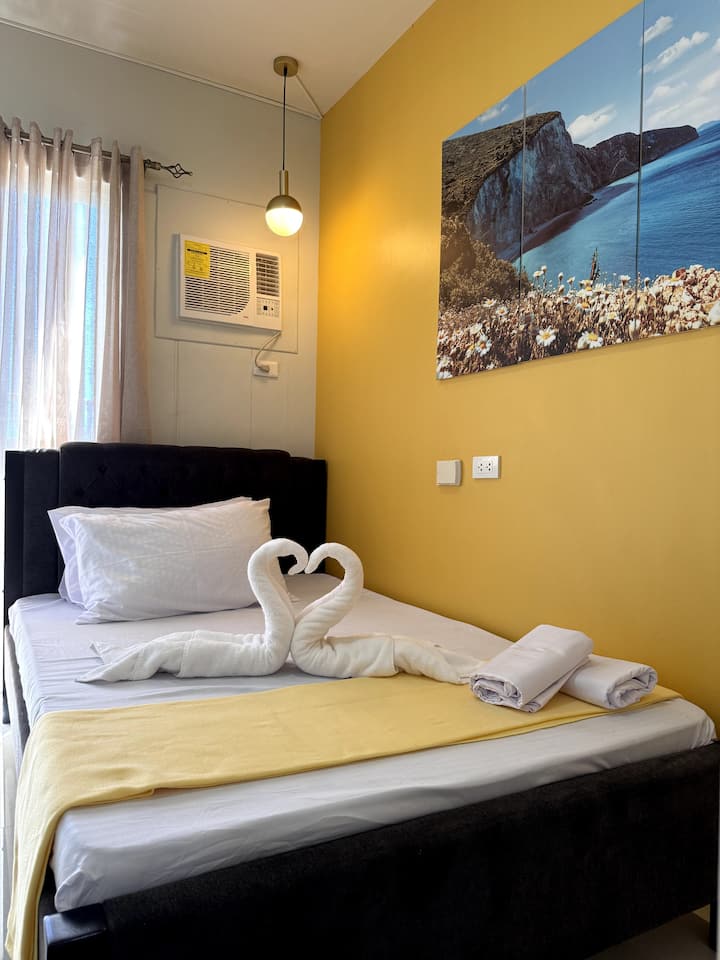 Cozy 2-br Apartment W/ Balcony & Pool Near Airport - Puerto Princesa