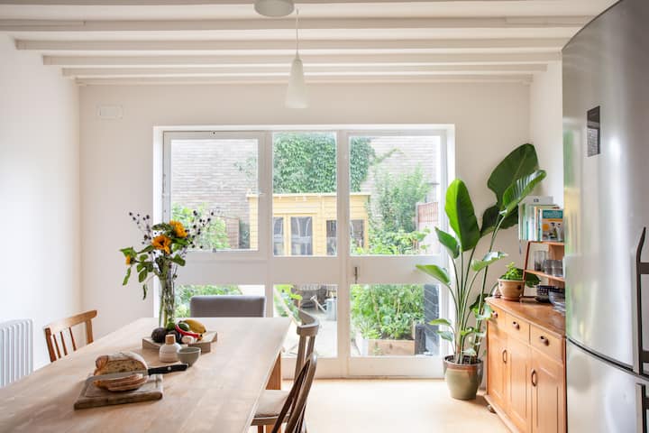 Stylish Canal-side House With Two Cats In Clapton - Greenwich
