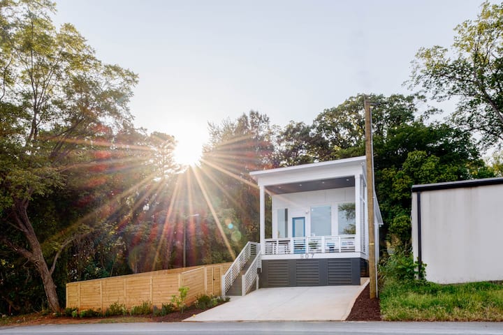 New! Wow Wow Tiny Home, City Views, Modern & Cozy! - Charlotte, NC
