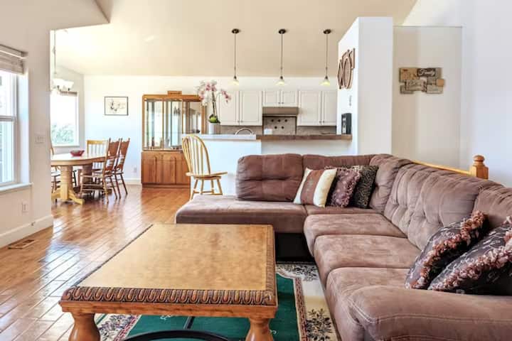 Furnished Room In A Central Located House (Mv-b3) - Colorado Springs, CO