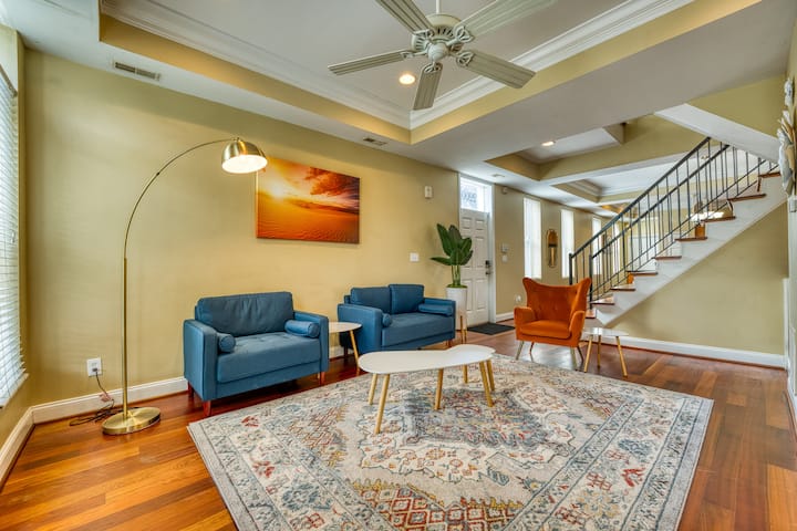 2 Bedroom Home With Parking Near Johns Hopkins - Baltimore, MD