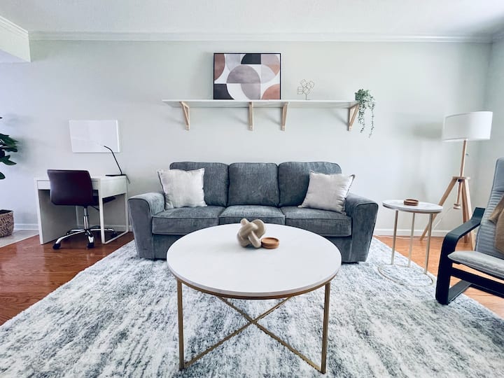 Charming 2br Condo W/ Small Yard And Pool - Germantown, TN